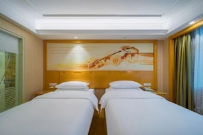 Quarto de hotel com duas camas, um grande mural na parede e uma cabeceira de madeira.
