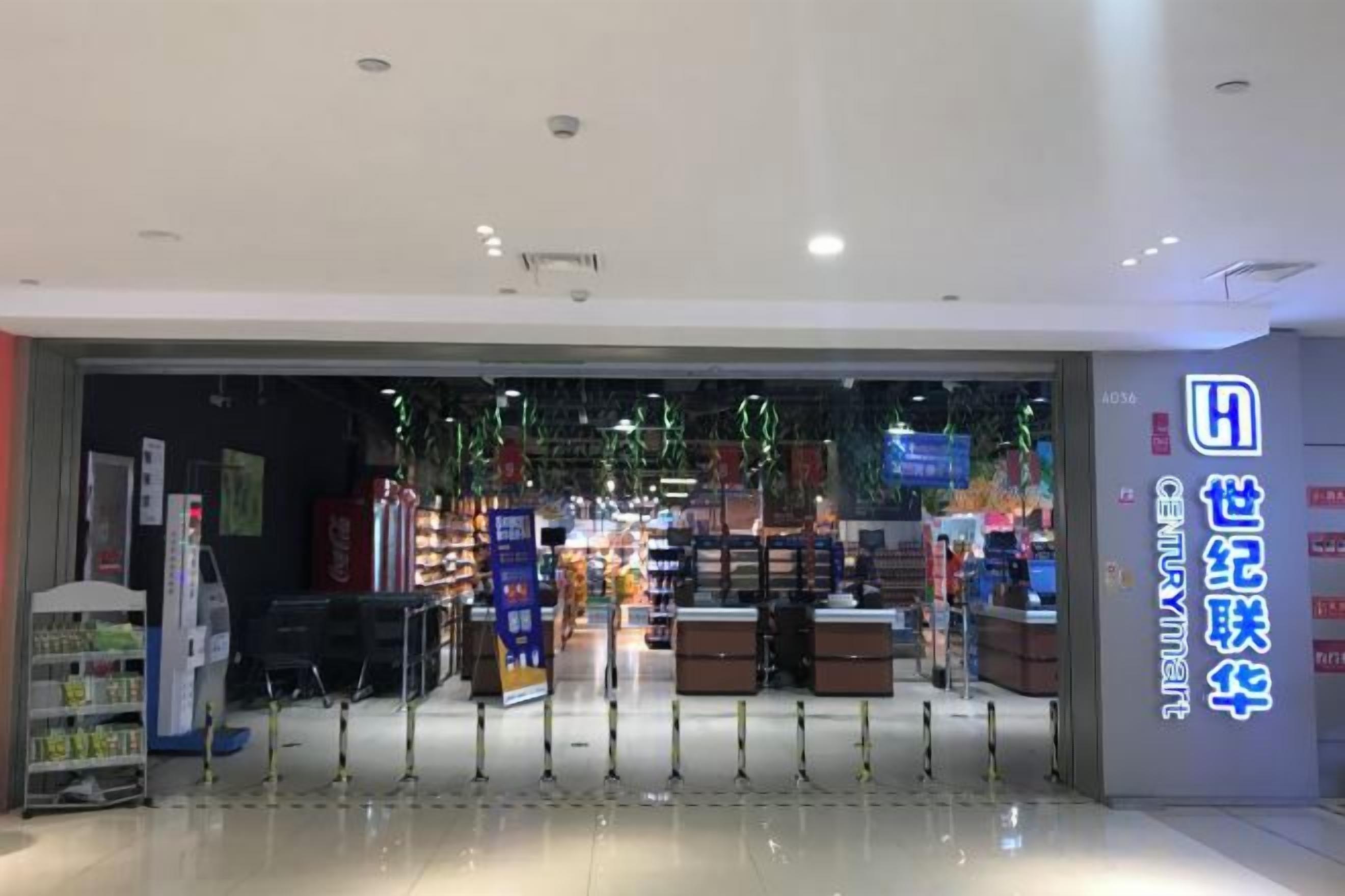 Loja com uma placa chamativa e exposição de diversos produtos no centro.