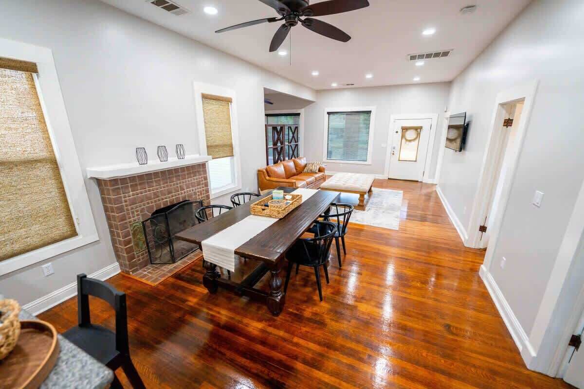 Downtown Bakersfield Home W/ Yard & Smart-tvs - Bakersfield, CA