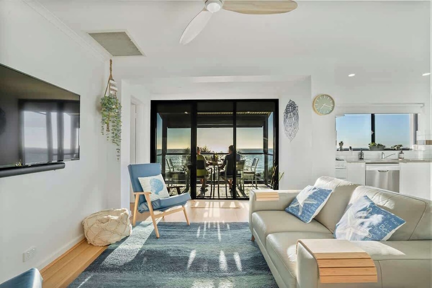 Oceanfront Apartment With Balcony & Free Wifi - Adelaide