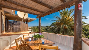 Apartamento família, vários quartos (Blue&Green House With Shared Pool) | Opções para refeição ao ar livre