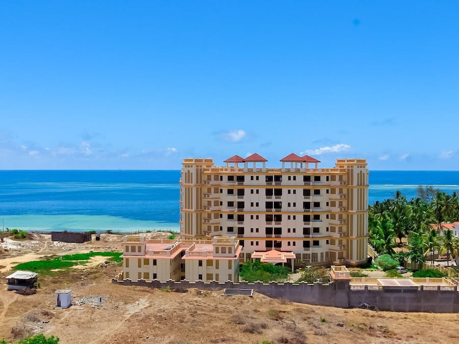 Na praia, areia branca