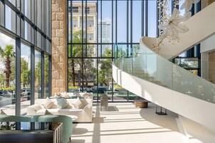 Este bar no terraço do hotel, com vista para o oceano 