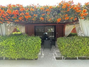 Quarto casal clássico, varanda, ao lado da piscina | Terraço/pátio