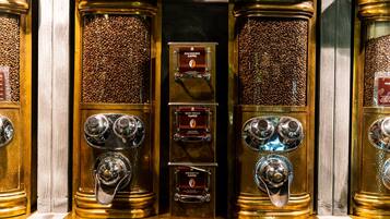 Máquina de café com diversas opções de preparo, incluindo expresso e ristreto.