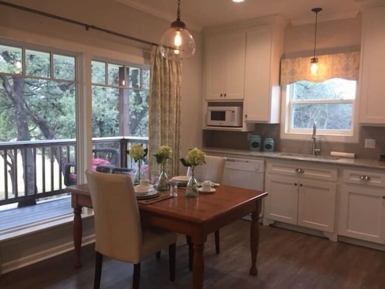 Uralt Trifft Praktisch! Besuchen Sie Den Bent Oaks Bungalow Für 2 Tage Oder Einen Monat - Texas