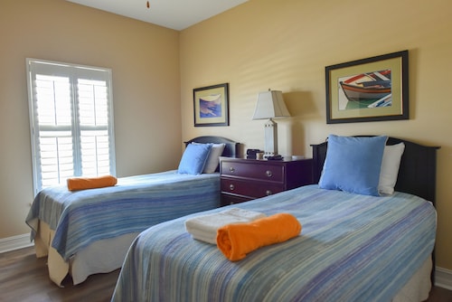3 Minutes To The Beach! Private Heated Pool And Spa. Private Elevator - Anna Maria Island, FL