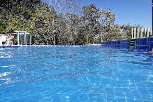 10 piscinas externas, funciona das 8h às 23h, guarda-sóis