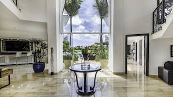 Villa Deluxe | Sala de estar | Televisor de ecrã plano de 32 polegadas com canais por cabo, televisor