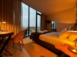 Minibar, cofre no quarto, secretária 