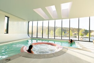 Piscina interior, piscina exterior sazonal 