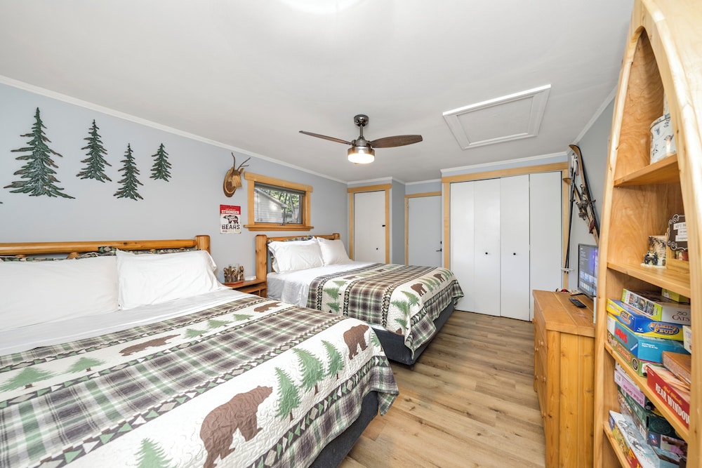 -Walk-to-dock-higgins Lake-kayaks-beanbagtoss🏖️🛶🚤 - Higgins Lake, MI