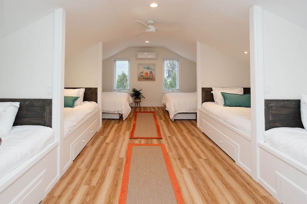 Cabana Style Vacation Home, W/hot Tub & Easy Stroll To Beach, Sleeps 16. - Michigan City, IN