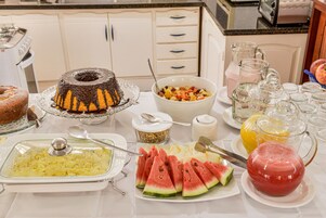 Café da manhã com buffet grátis todos os dias