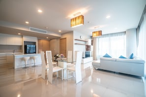 Apartamento Panorâmico, 2 quartos, vista para o mar | Sala de estar | Televisor de ecrã plano de 34 polegadas com canais por cabo, televisor