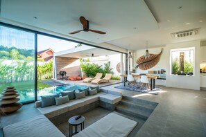 Villa Deluxe, 3 quartos, piscina privativa | Sala de estar | Televisor LCD de 42 polegadas com canais por cabo, televisor 