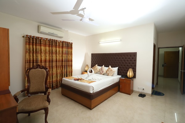 Suíte superluxo, vista para a cidade | Frigobar, individualmente decorados, individualmente mobiliados