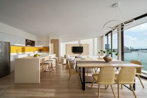 Quarto Premier, 3 quartos | Sala de estar | Smart TV de 49 polegadas com canais por cabo, televisor 