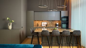 Apartamento grand, 2 quartos | Cozinha privada | Cooktop, talheres/pratos/utensílios de cozinha, freezer