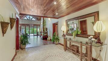 Vila, 4 quartos, piscina particular, no pátio | Área de estar | TV de tela plana 42 polegadas com canais a cabo, TV