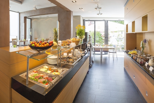 Café da manhã com buffet grátis todos os dias