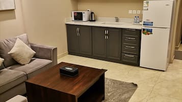 One Bedroom Apartment | Cozinha privada | Um frigorífico/congelador grande, um micro-ondas, um forno