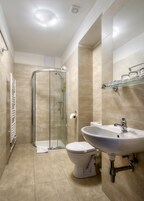 Quarto Triplo Standard | Casa de banho | Um polibã, artigos de higiene ecológicos, um secador de cabelo