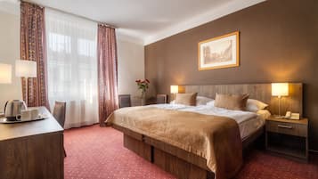 Quarto Duplo Standard | Roupa hipoalergénica, secretária, cortinas/cortinados opacos