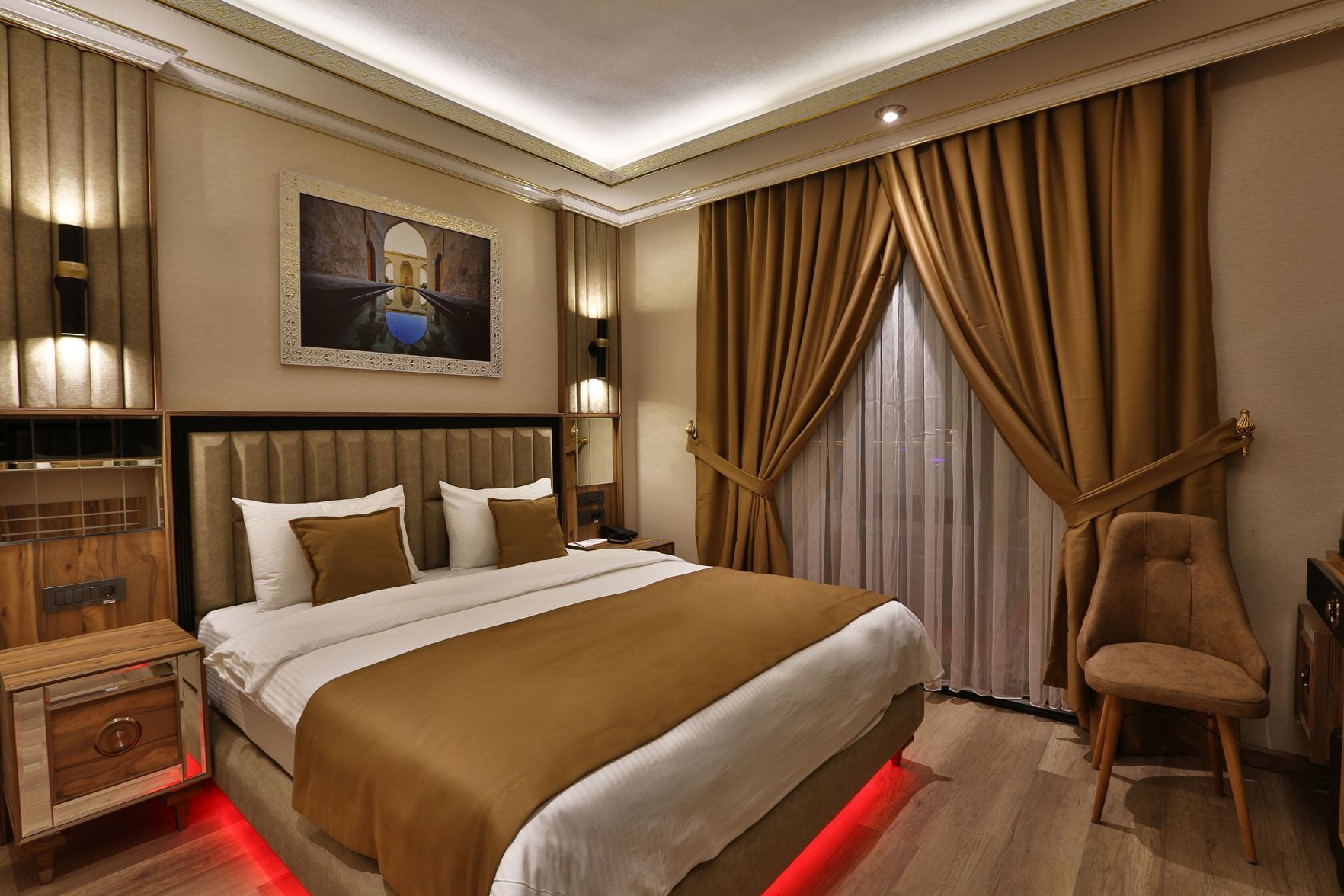 Roupa de alta qualidade, minibar, secretária, quartos insonorizados 