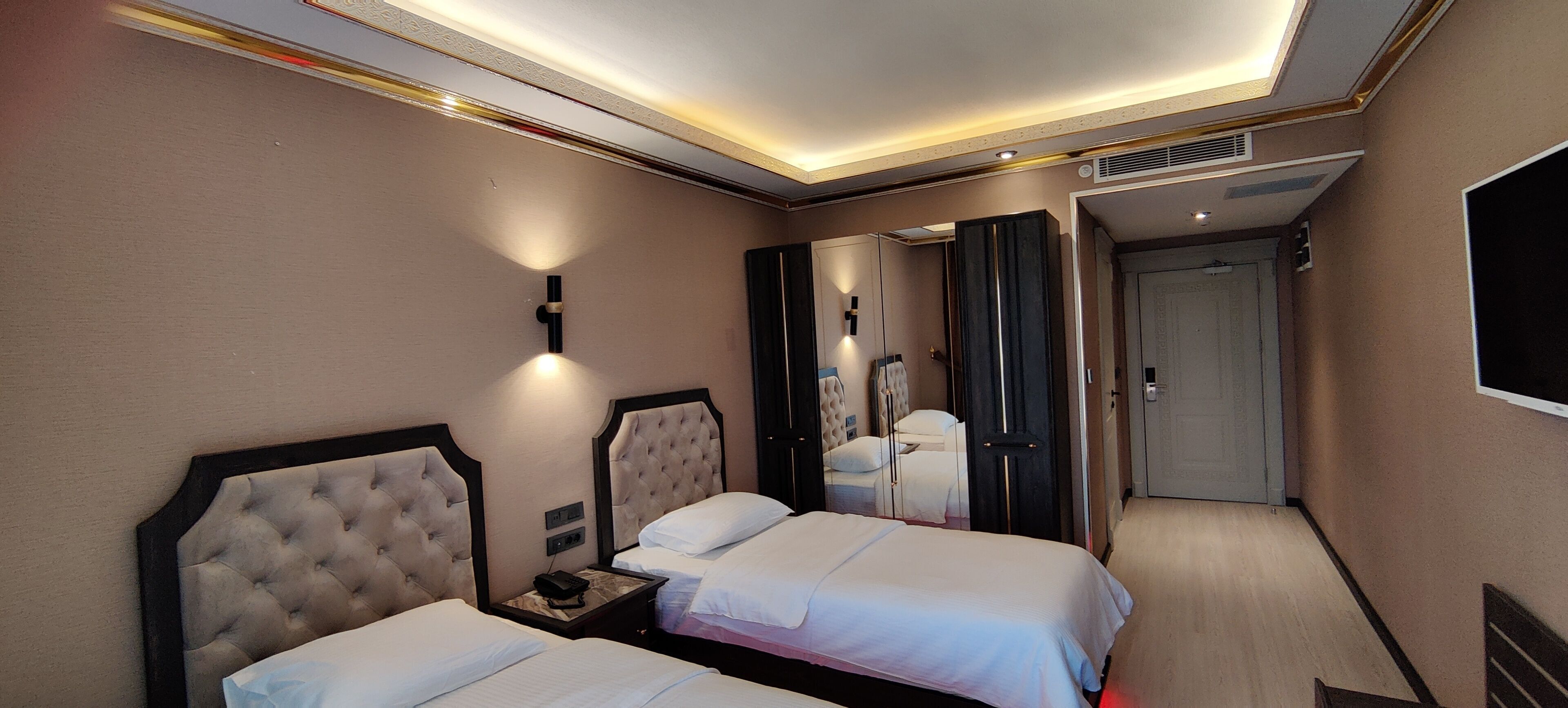 Roupa de alta qualidade, minibar, secretária, quartos insonorizados 