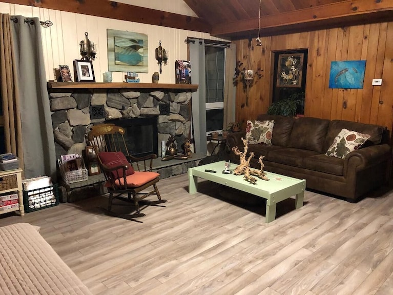 Quiet Lakefront Retreat Nestled In The Woods. - Pennsylvania