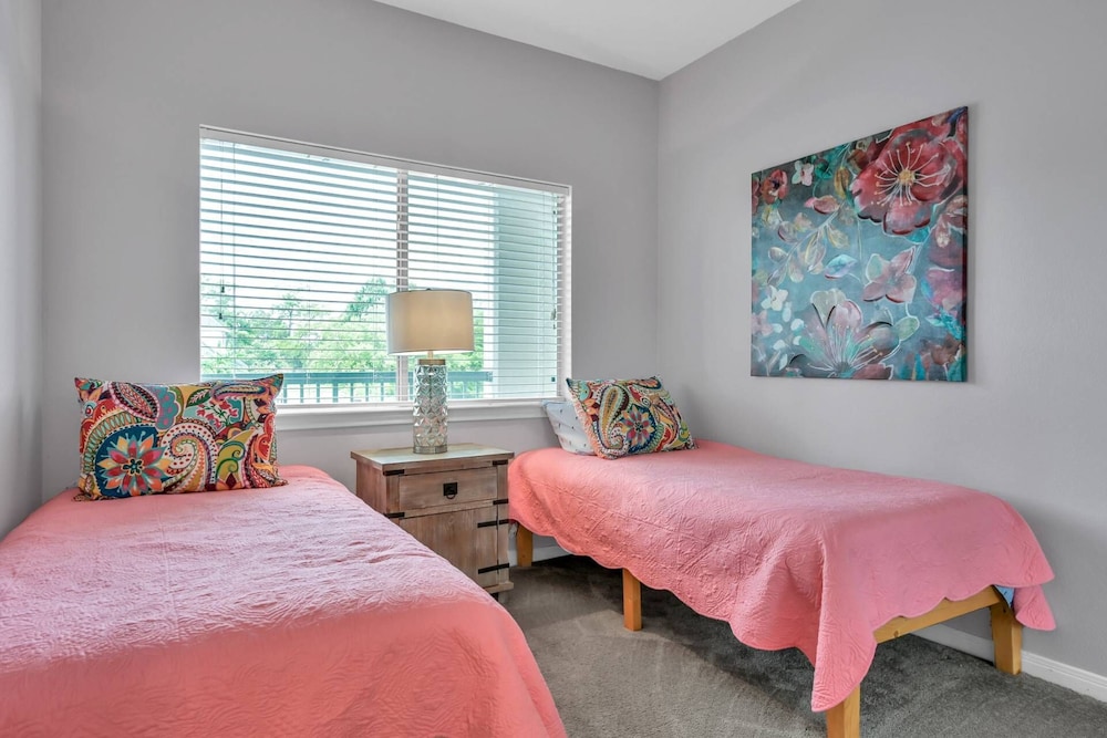 Waterfront Condo With Patio, Pool Access & Walk To Dining—perfect For Your Next Relaxing Getaway! - Conroe