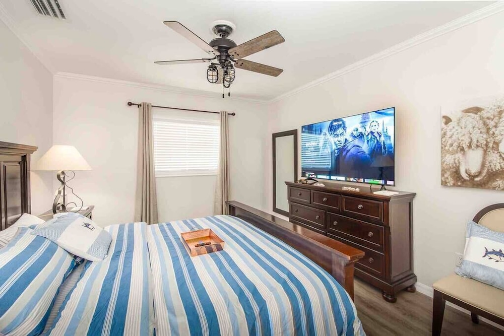 4-bedroom Family Home W/ Pool, Hot Tub & Luxe Amenities, 14 Minutes From Beaches - Clearwater, FL
