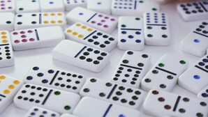 Um conjunto de dominós brancos com pontos e linhas coloridas.