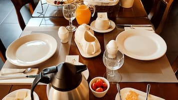 Pequeno-almoço tipo buffet diário mediante uma taxa