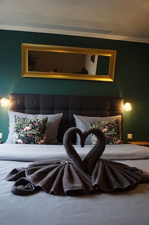 Quarto triplo standard | Roupas de cama antialérgicas, individualmente decorados
