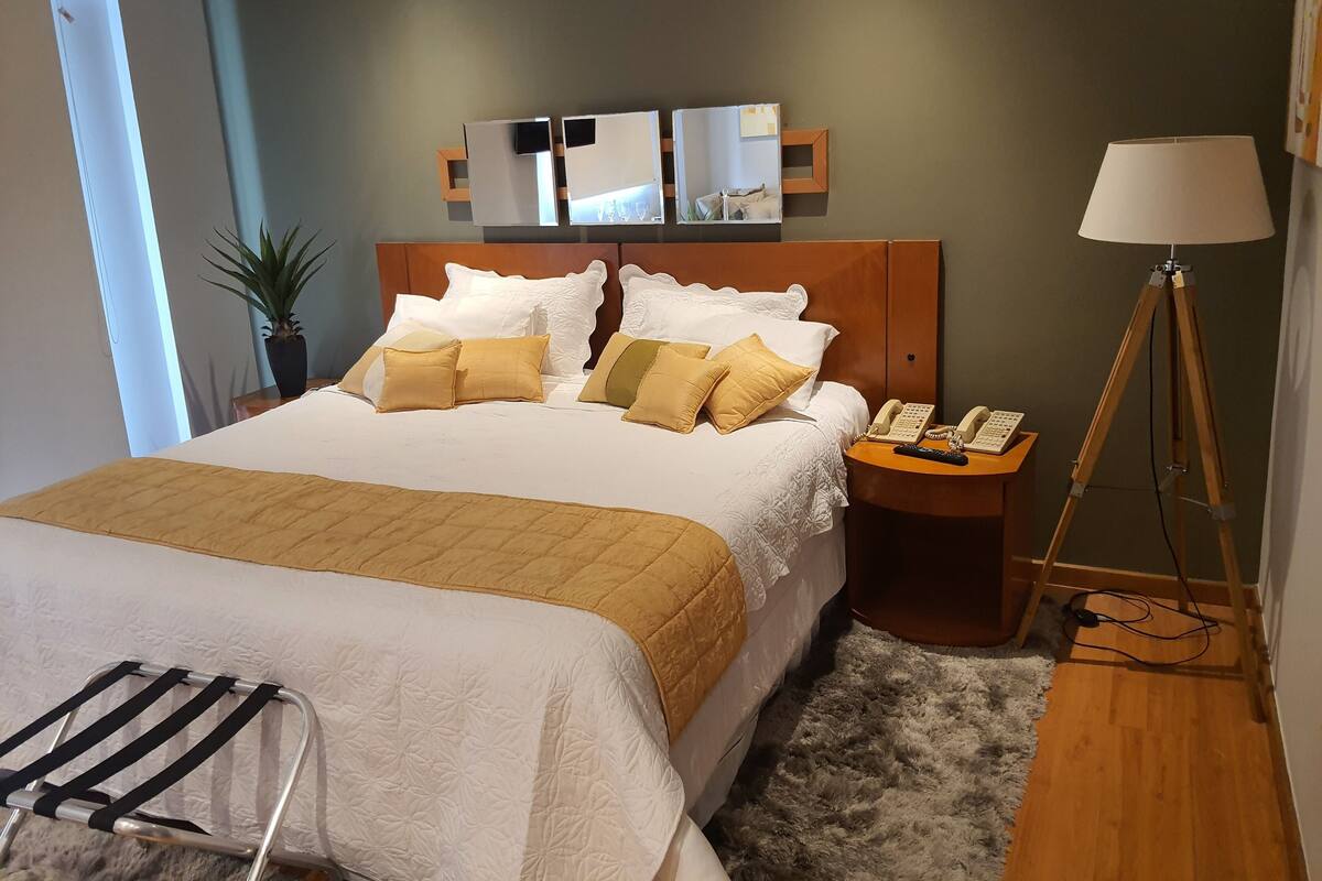 Cofres nos quartos, cortinas blackout, Wi-Fi de cortesia