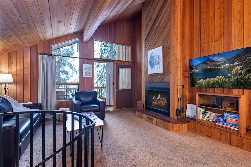 Cozy 2 Bedroom Condo With Wood Burning Fireplace, Private Deck And Pool/hot Tub Access - Whitefish, MT