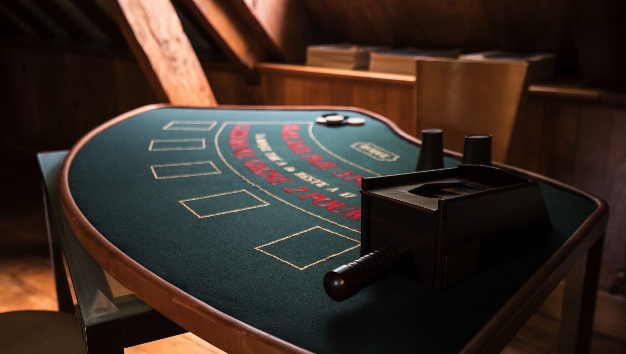Mesa de craps com tampo de feltro sobre uma estrutura de madeira.