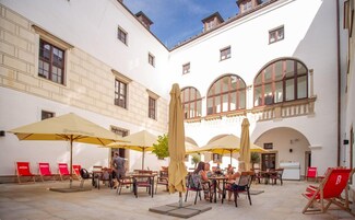 Terraço com espreguiçadeiras