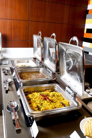 Café da manhã com buffet todos os dias mediante uma taxa