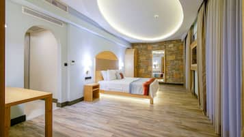 Quarto, 1 cama king-size, vista para o mar, em frente ao mar | Roupa de alta qualidade, edredões de penas, minibar, cofre no quarto
