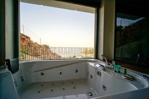 Quarto Duplo Design, banheira de hidromassagem, vista para o mar | Casa de banho | Artigos de higiene pessoal grátis, um secador de cabelo, chinelos 