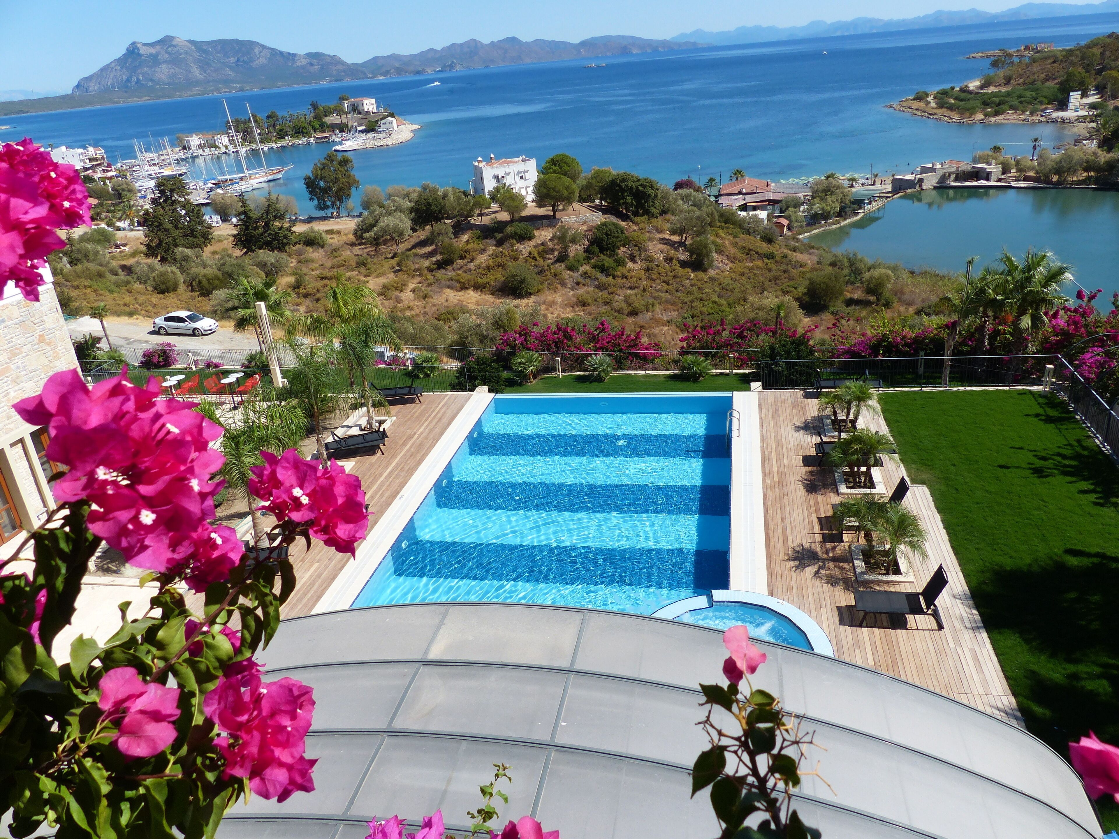 Piscina interior, piscina exterior, toldos gratuitos, guarda-sóis 