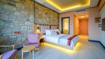 Quarto Duplo Superior, pátio, vista parcial para o mar | Roupa de alta qualidade, edredões de penas, minibar, cofre no quarto