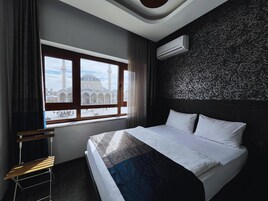 Quarto Quádruplo Deluxe, Vista para a cidade | Quartos insonorizados, Wi-fi grátis, roupa de cama fornecida