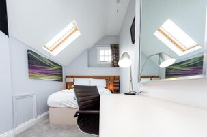 Quarto solteiro, suíte | Roupas de cama premium, camas Select Comfort, escrivaninha