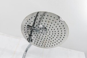 Quarto casal superior, suíte | Banheiro | Chuveiro, secador de cabelo, toalhas de banho
