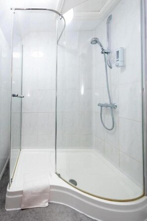 Quarto Twin, casa de banho anexa | Casa de banho | Um polibã, um secador de cabelo, toalhas fornecidas 