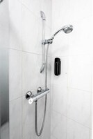 Quarto casal superior, suíte | Banheiro | Chuveiro, secador de cabelo, toalhas de banho